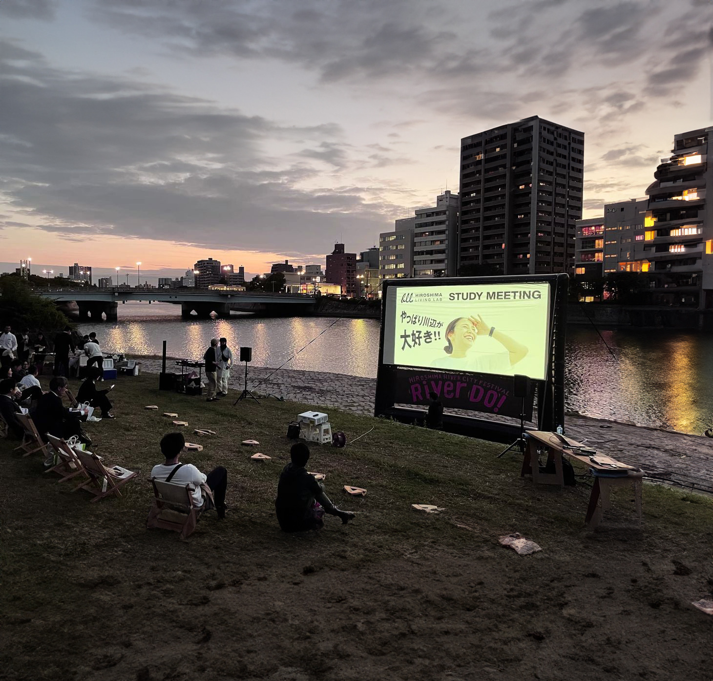 大型スクリーン - RIVER DO HOW - 川辺は広島の「縁側」みんながつどい、つなげる空間へ。 - 一般社団法人RiverDo!川辺コンソーシアム